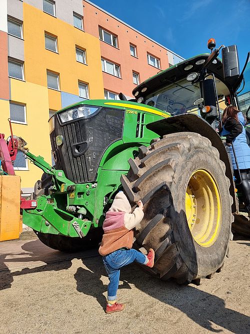 ILL-eV.: Ein Traktor auf unserem Spielplatz